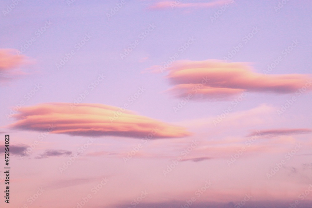 Nubes con colores cálidos al atardecer. Fondo de nubes en el cielo con ...