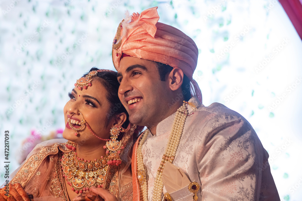 Side view of Indian bride and groom in traditional wedding outfit Stock ...