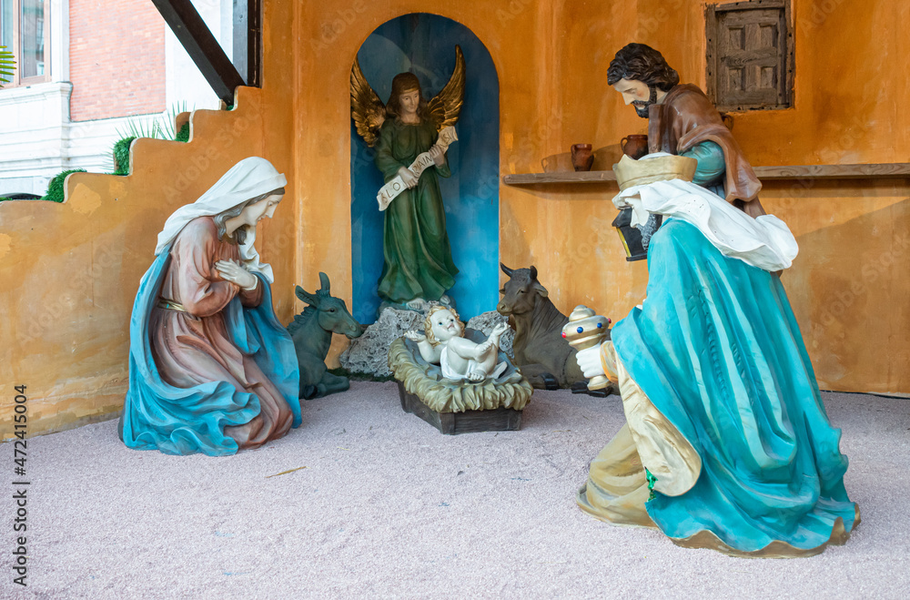 Pesebre en establo y adoración al niño Jesús en el belén navideño del ...