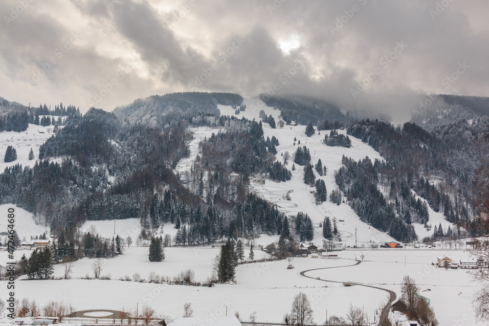 Blick zur Alpsee Bergwelt mit der Rodelbahn im Winter Stock Photo ...
