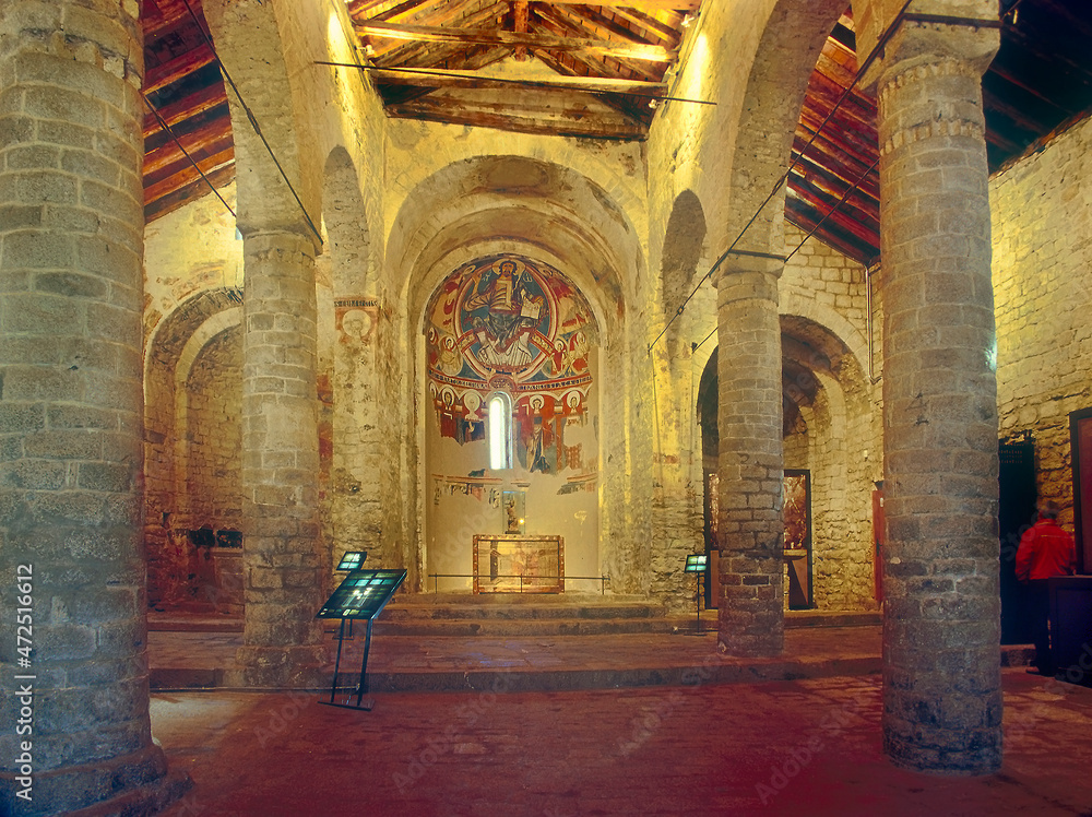 Unique interior decoration of Romanesque church Sant Climent de Taull ...