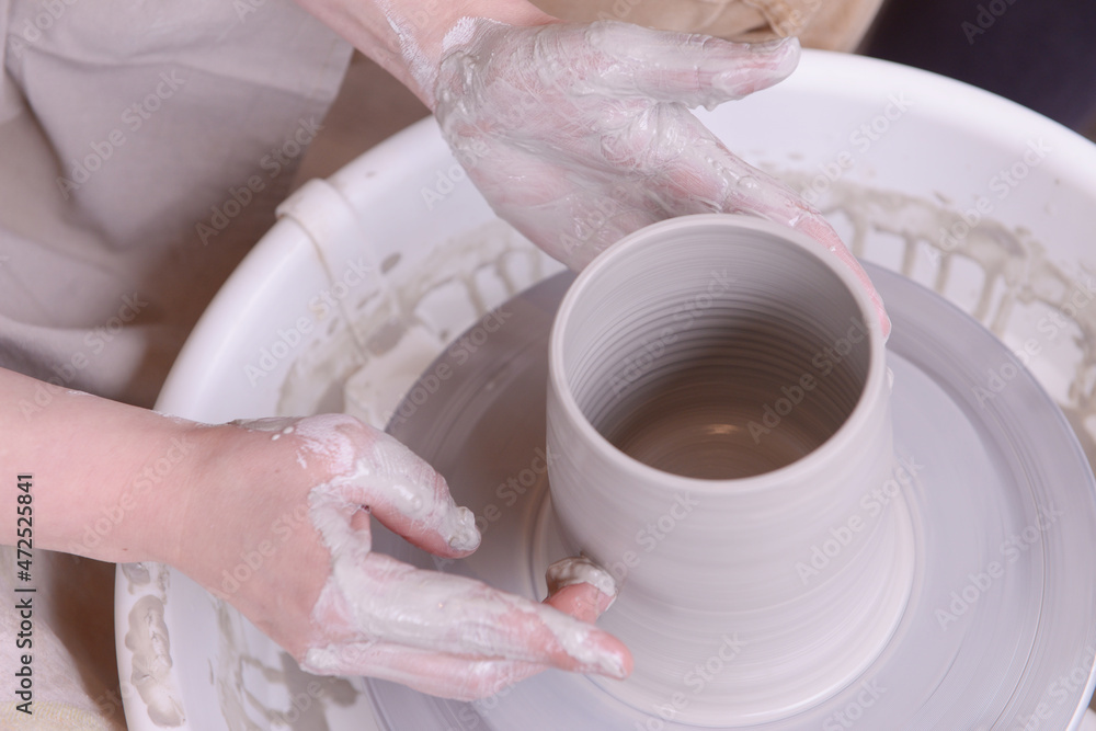fabrication d'un pot en tournage foto de Stock | Adobe Stock