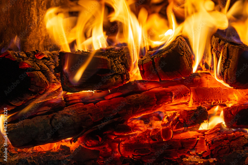 Foto de Flames and burning coals through an open cast iron door ...