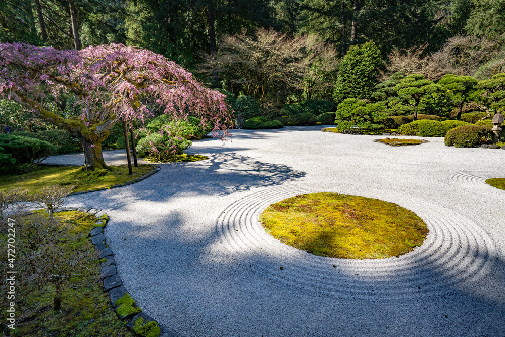 Foto de A Japanese garden in Porltand Oregon. The pea gravel signifies ...