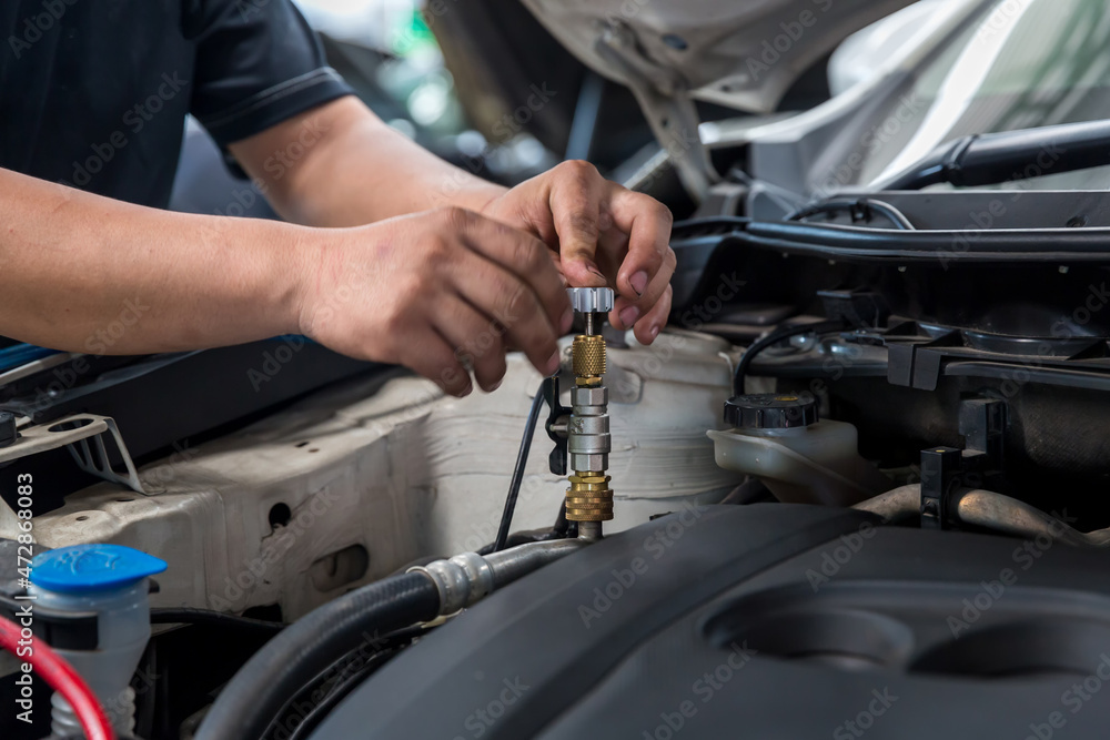 Auto mechanic monitor to check and fixed car air conditioner system in ...