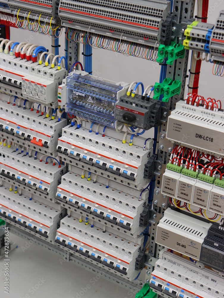 3-phase automatic protection of electric current.Legrand phase voltage ...