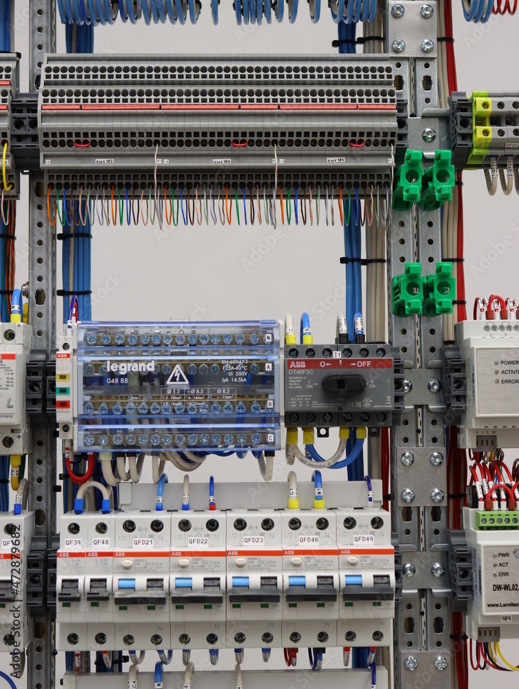 3-phase automatic protection of electric current.Legrand phase voltage ...