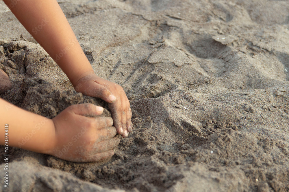 manos niño arena Stock Photo | Adobe Stock