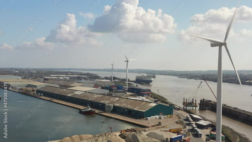 Vidéo Stock piles of bulk material and warehouse buildings in harbour ...