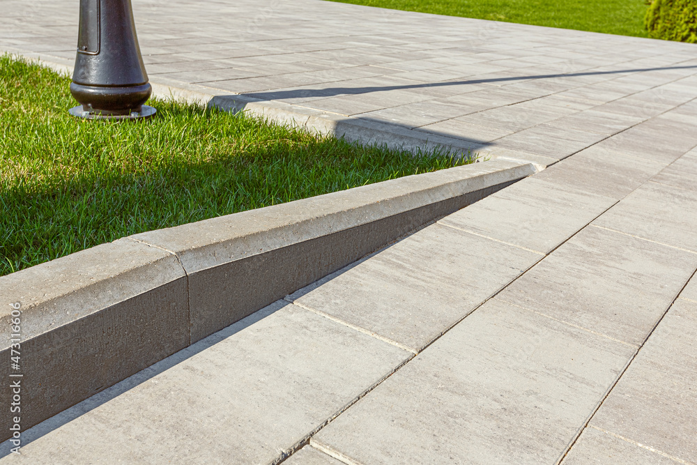 Combination of different levels of curbstone at the junction when ...