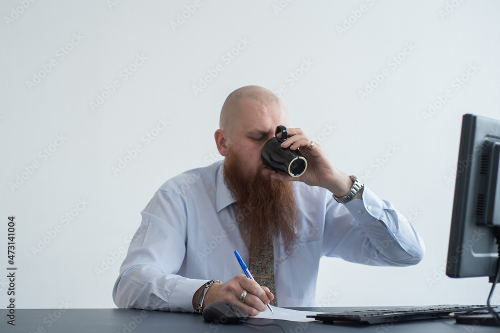 Foto de Problems for the office worker. A bald man in a white shirt ...