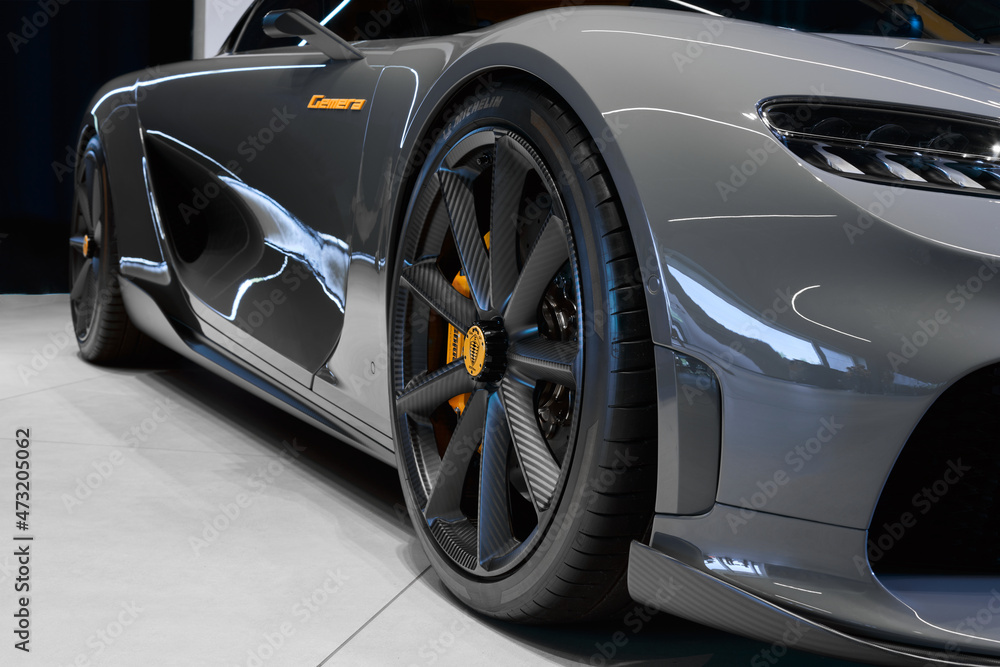 Koenigsegg Gemera carbon fiber wheel, Gemera is Swedish 1727 hp ...