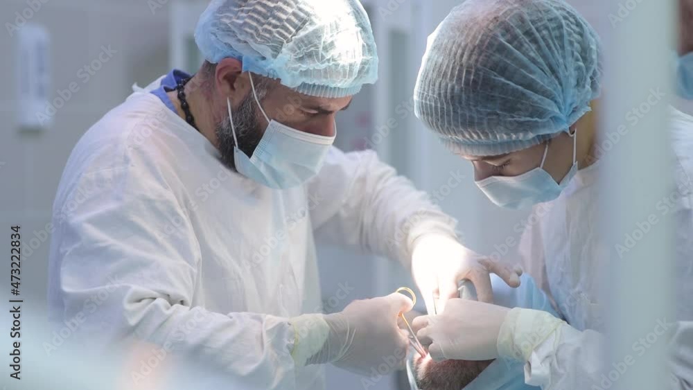 Vidéo Stock Surgeon and nurse during a dental operation.Anesthetized ...