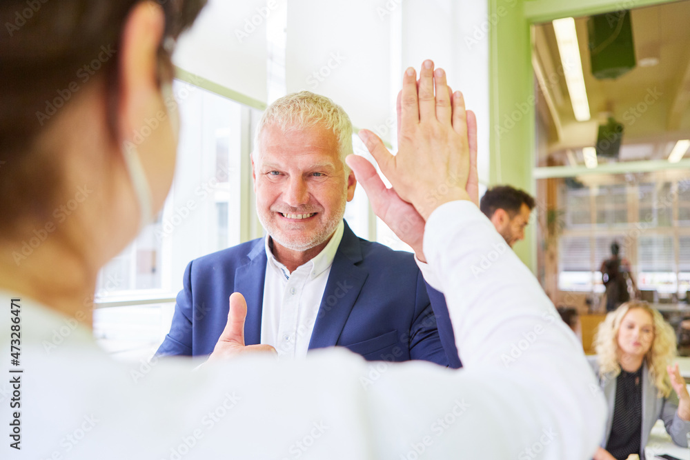 Business Team Leute freuen sich über einen Erfolg Stock Photo | Adobe Stock