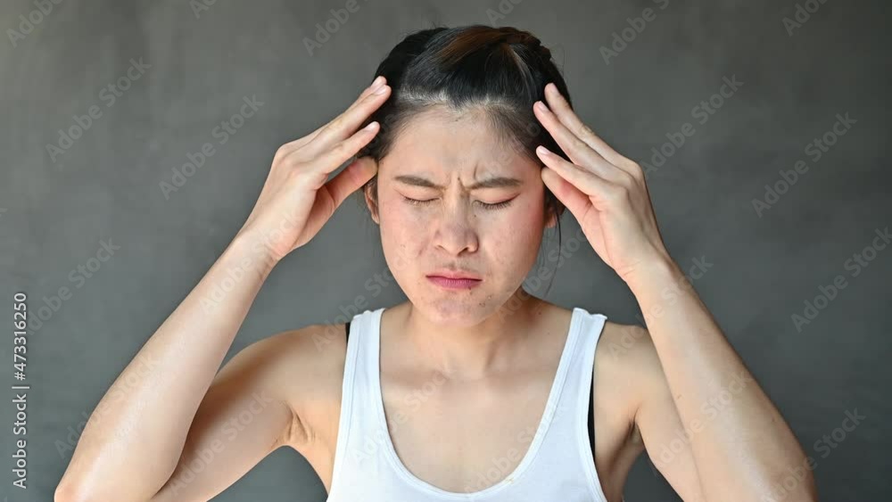 Stockvideo Asian woman having headache and she trying to do head ...