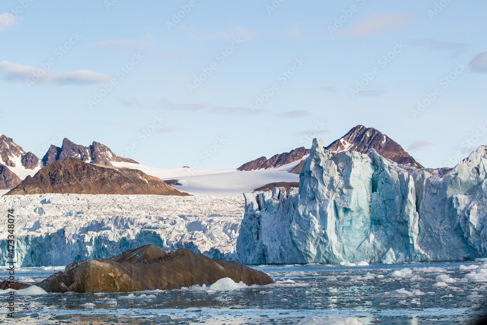 Glaciers and ice flows in the Arctic and around the Islands of Svalbard ...