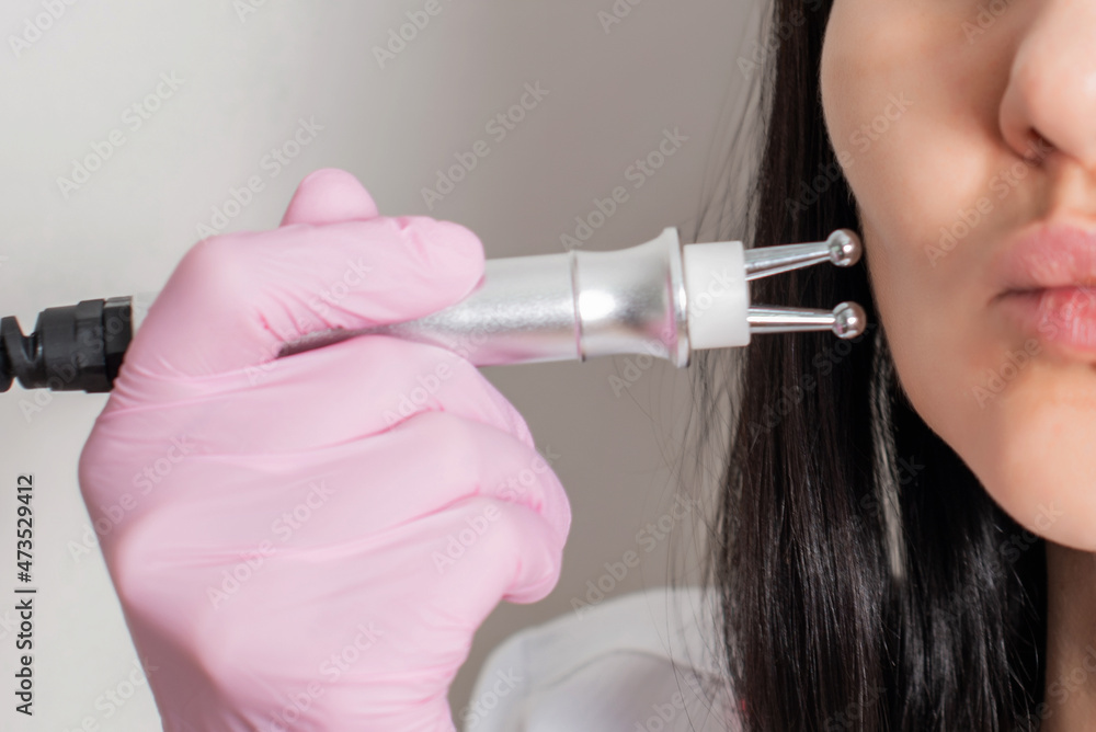 Microcurrent procedure for a woman's face in a beauty clinic ...