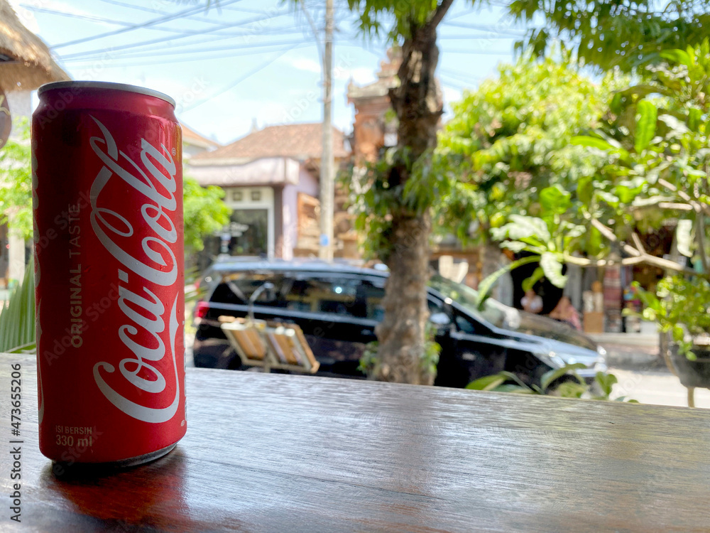 Foto de coca cola can on the bar at Ubud do Stock | Adobe Stock