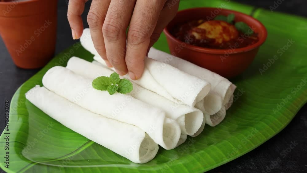 Vidéo Stock Rice Pathiri pathir flat bread spicy chicken curry woman ...