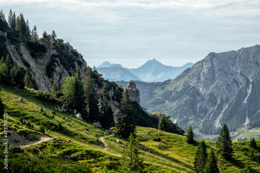 Weitblick in den Alpen (Österreich, Tirol, Tannheimer Tal) Stock Photo ...