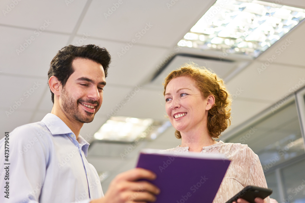 Junge Geschäftsleute arbeiten zusammen als Trainees Stock Photo | Adobe ...