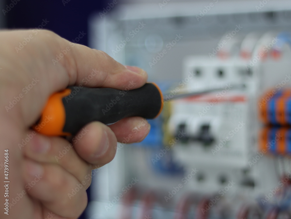 Installation of an electric wire to an automatic current switch using a ...