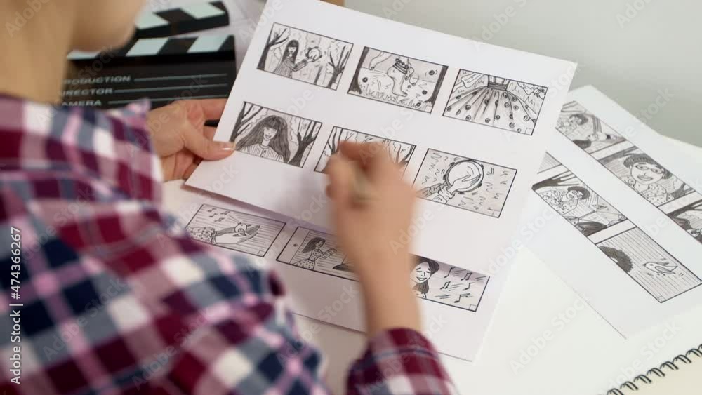 Vidéo Stock The artist draws a storyboard for the film. The director ...