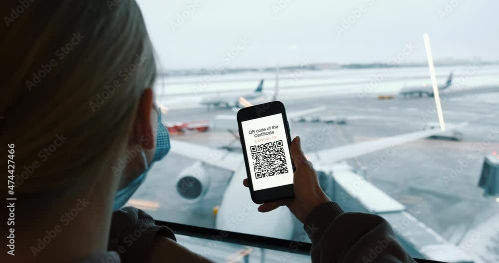 Vidéo Stock Young woman use fake non-active QR code to check-in on her ...