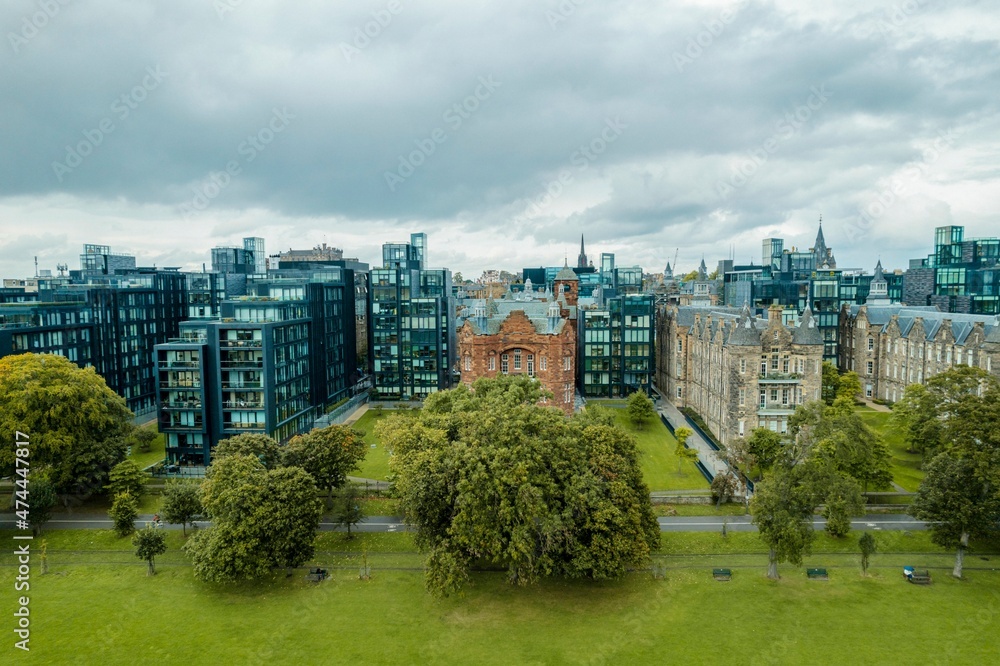 Sunlight breathtaking view of the Georgian architecture of Edinburgh ...