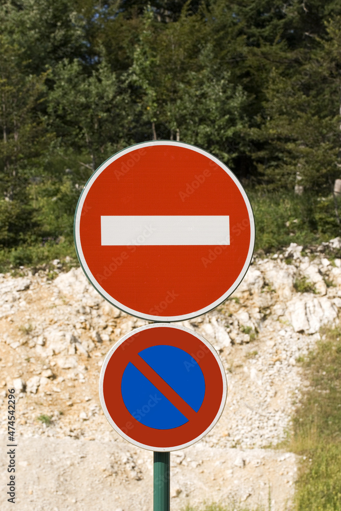 Panneaux de sens interdit et interdiction de stationner. Stock Photo ...