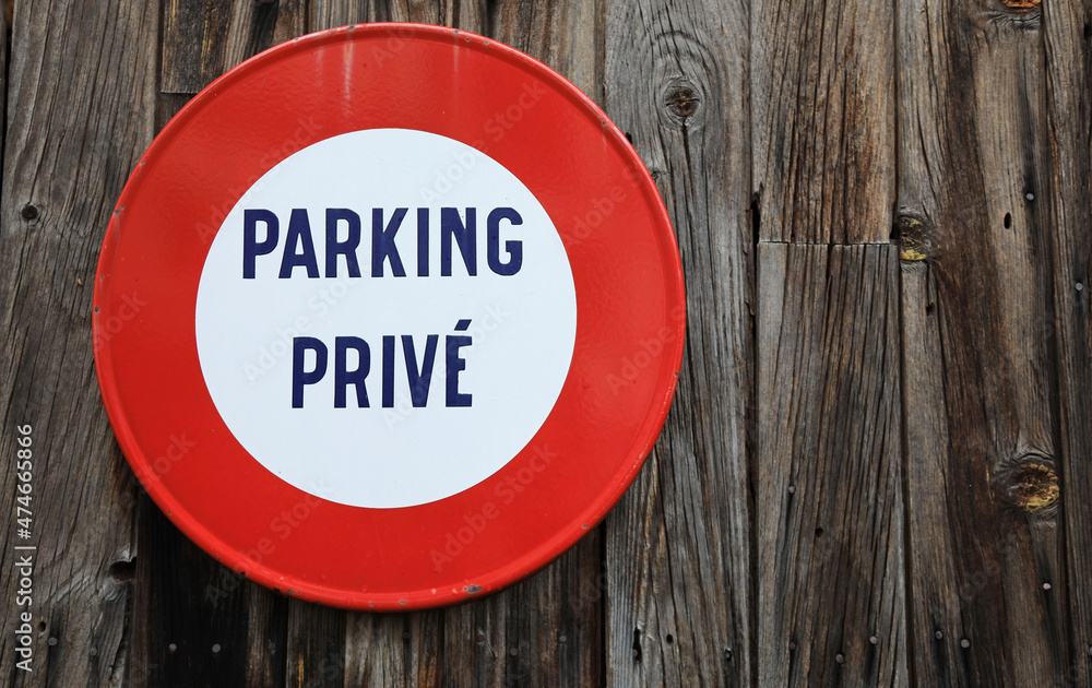 señal de tráfico de parking privé prohibido aparcar sobre una pared de ...
