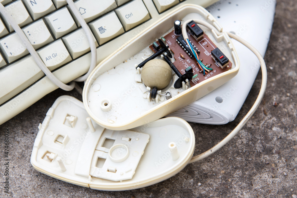 Ratón de computadora viejo, roto y abierto por la mitad. Interior de un ...
