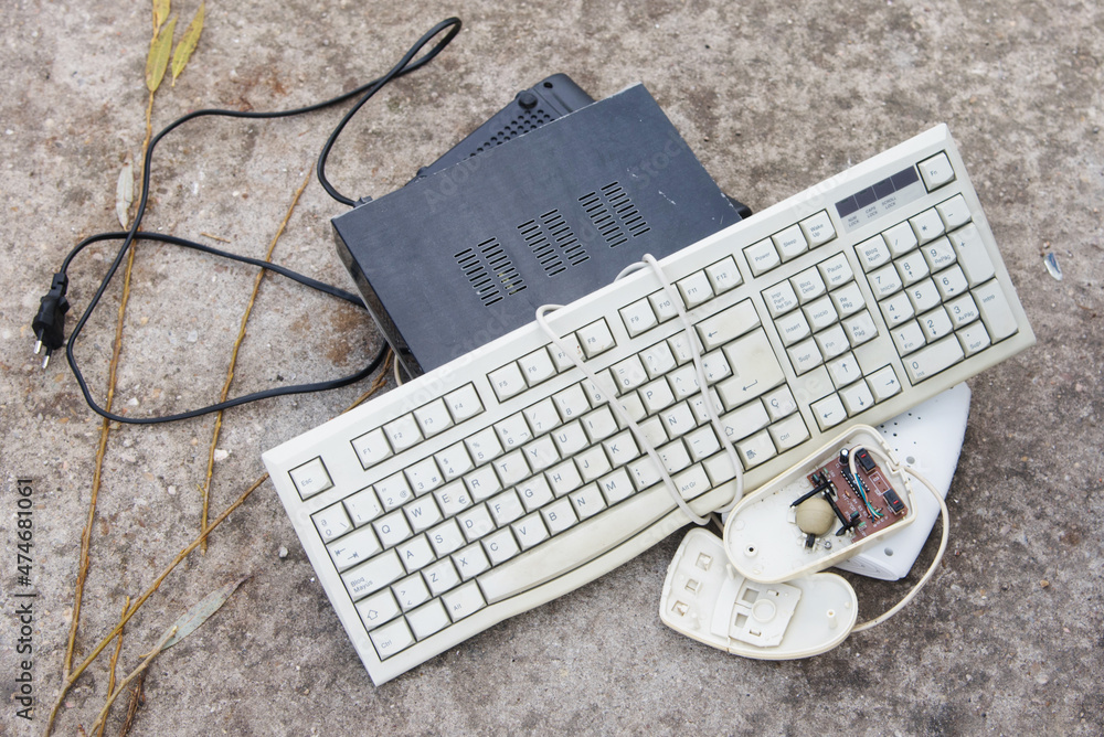 Ratón de computadora viejo, roto y abierto por la mitad. Interior de un ...