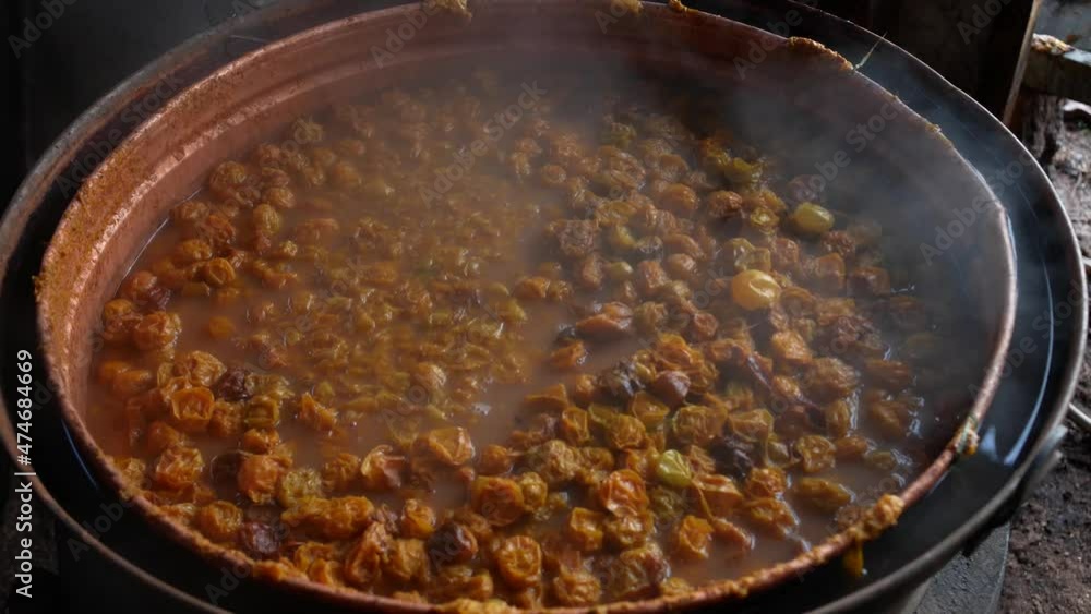 Vidéo Stock Production of plum brandy in the traditional way. Hot ...