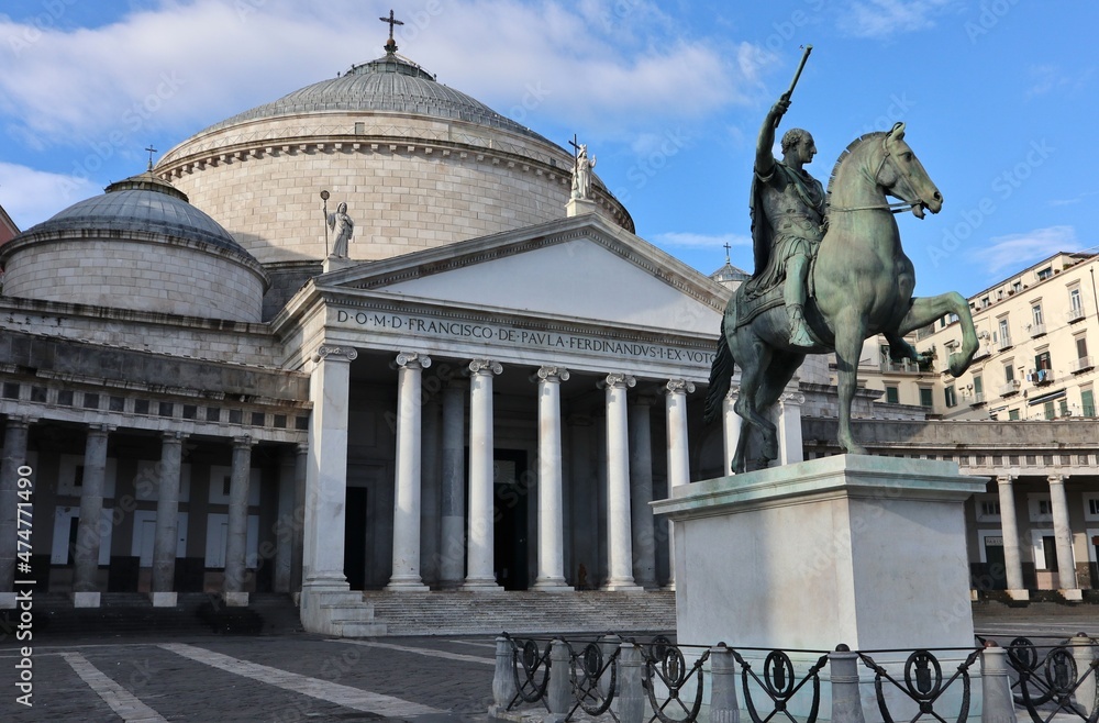 Napoli - Monumento di Carlo III di Spagna in Piazza Plebiscito Stock ...