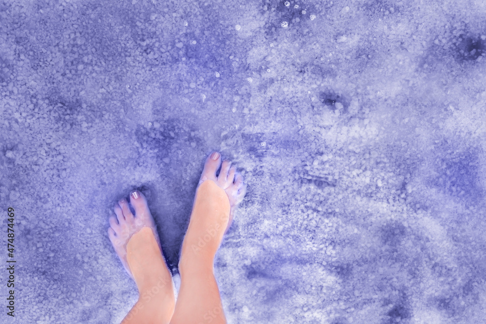 Foto de Girl's feet on the lake with Violet salt, immersion in the ...