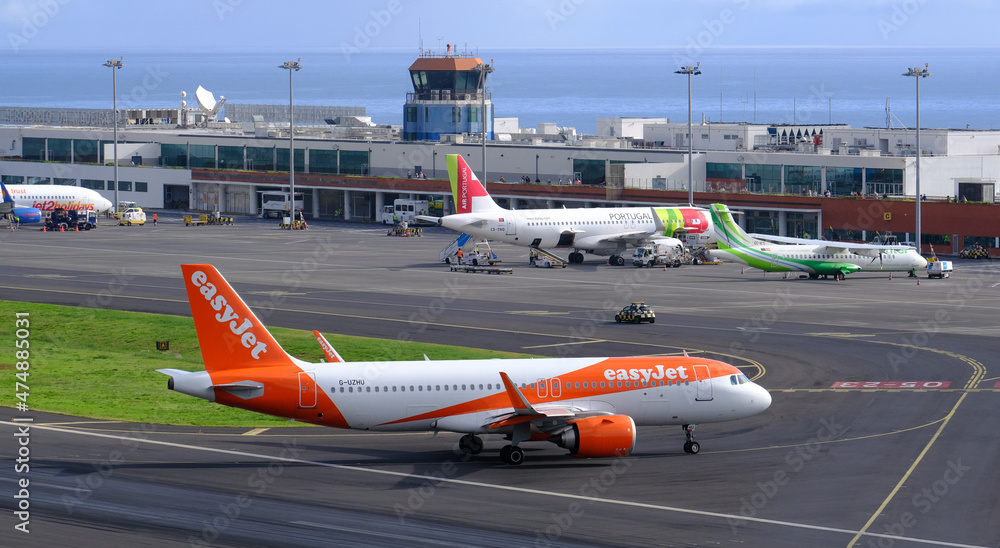 Airbus A320 251 Easyjet arriving at Madeira Airport, Madeira Island ...
