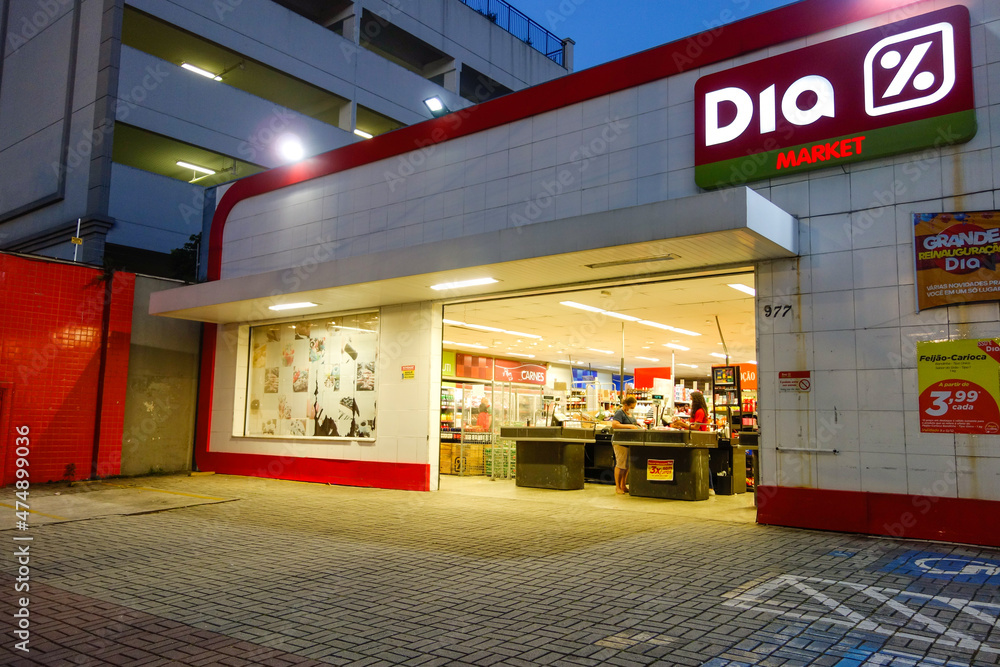 Sao Paulo, Brazil: store front view of DIA brazilian market. Brand logo ...