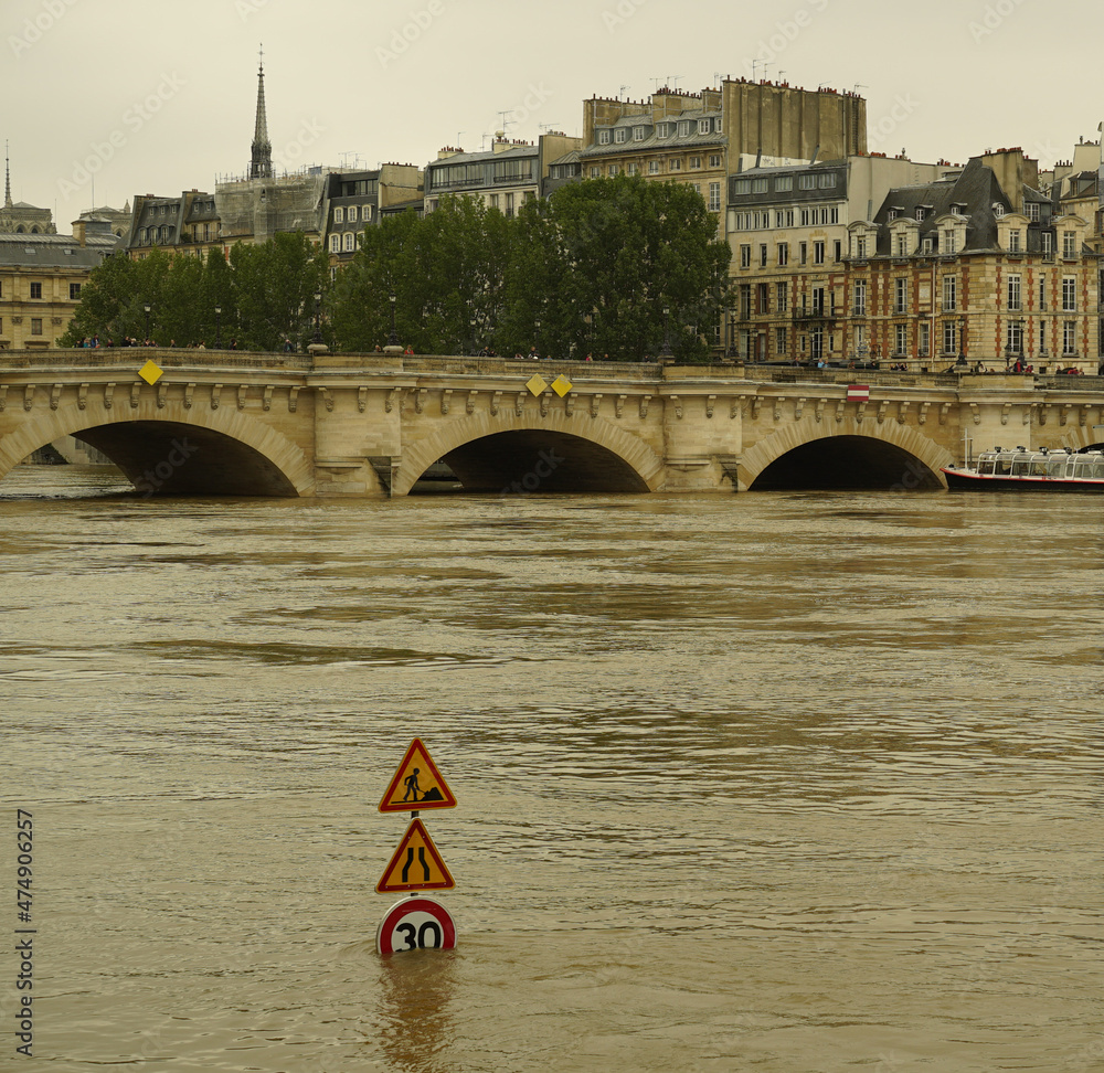 Panneaux immergés sous les inondations de Paris Stock Photo | Adobe Stock