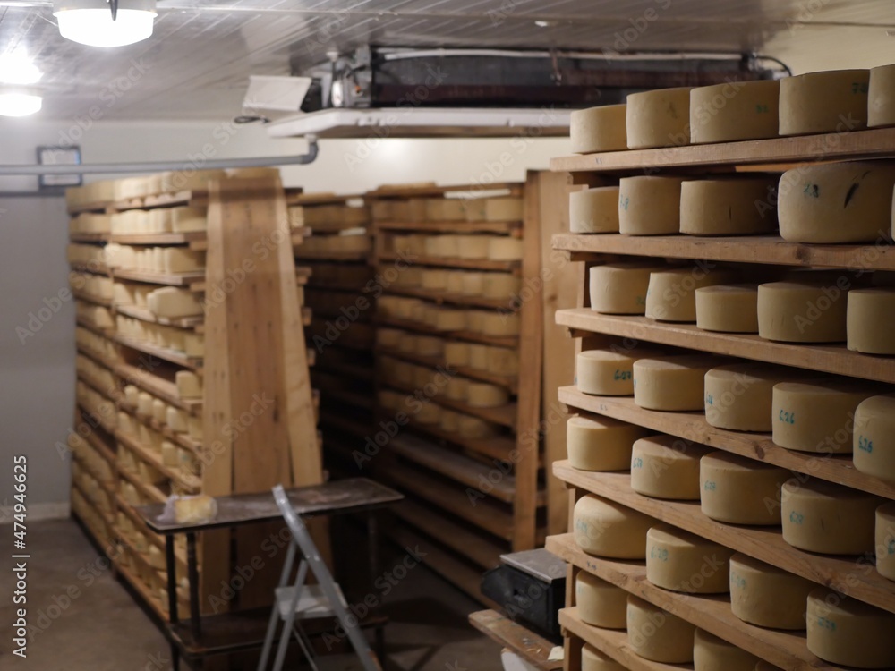 Cave d'affinage du fromage Ossau Iraty au Pays basque Stock Photo ...