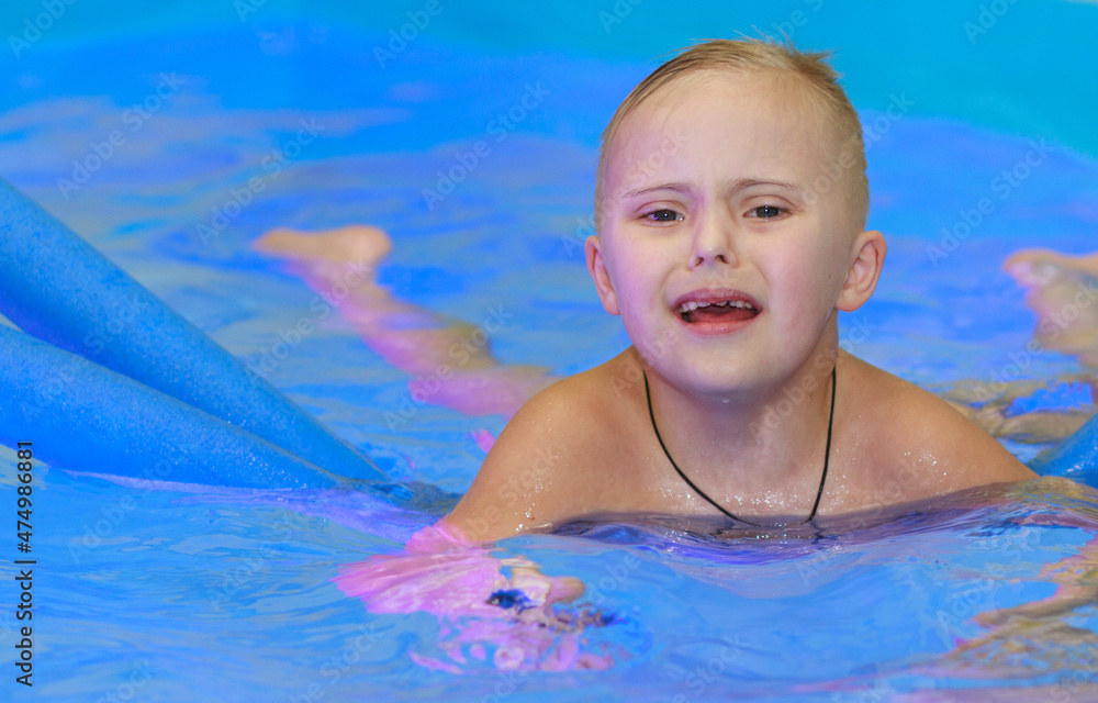 Foto de A boy with Down syndrome learns to swim in the pool ...