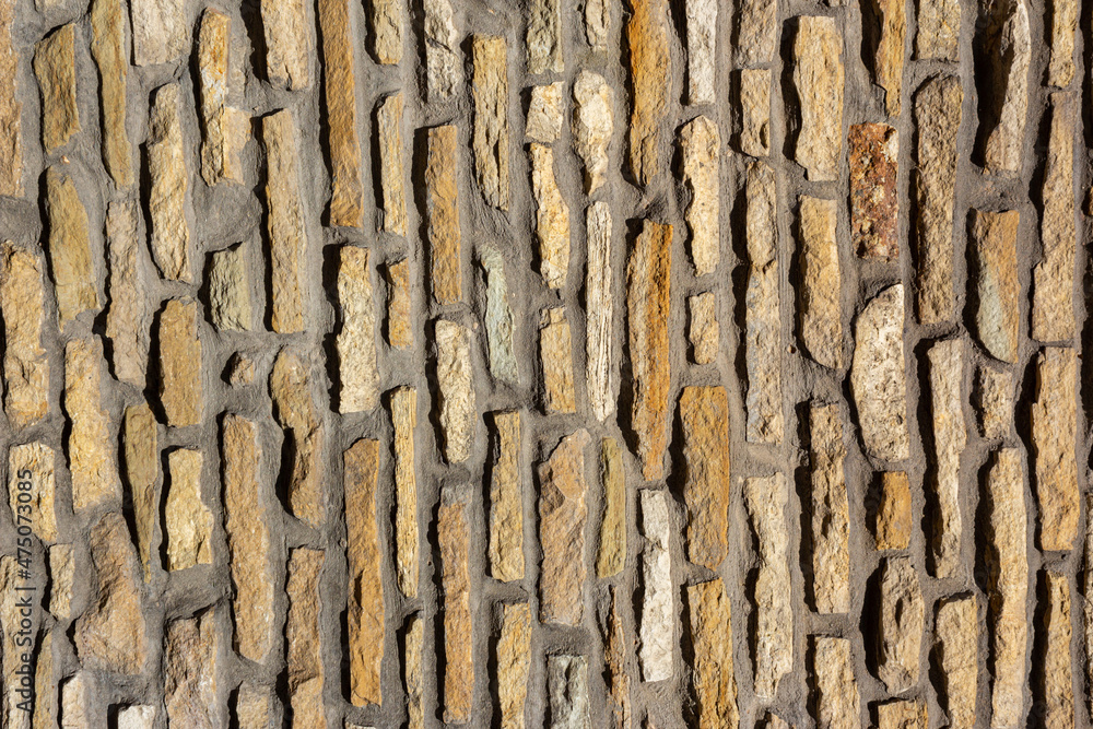 Foto de Vertically aligned limestone wall stone blocks. Colorful ...