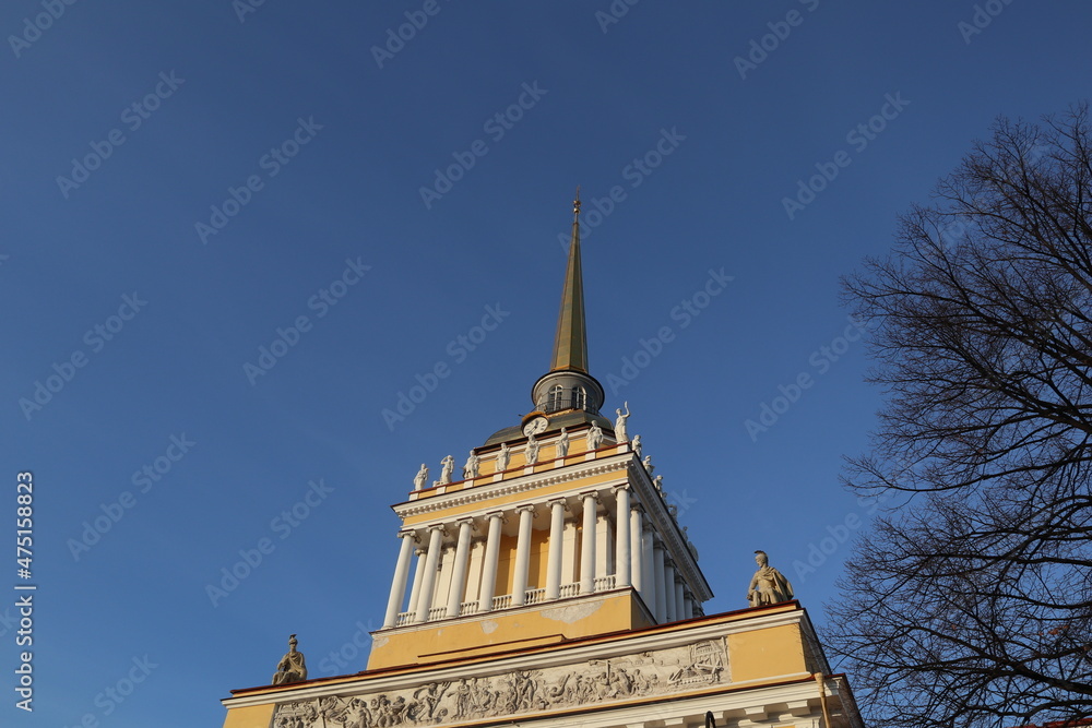Admiralty building in St. Petersburg, Russia on blue sky background ...