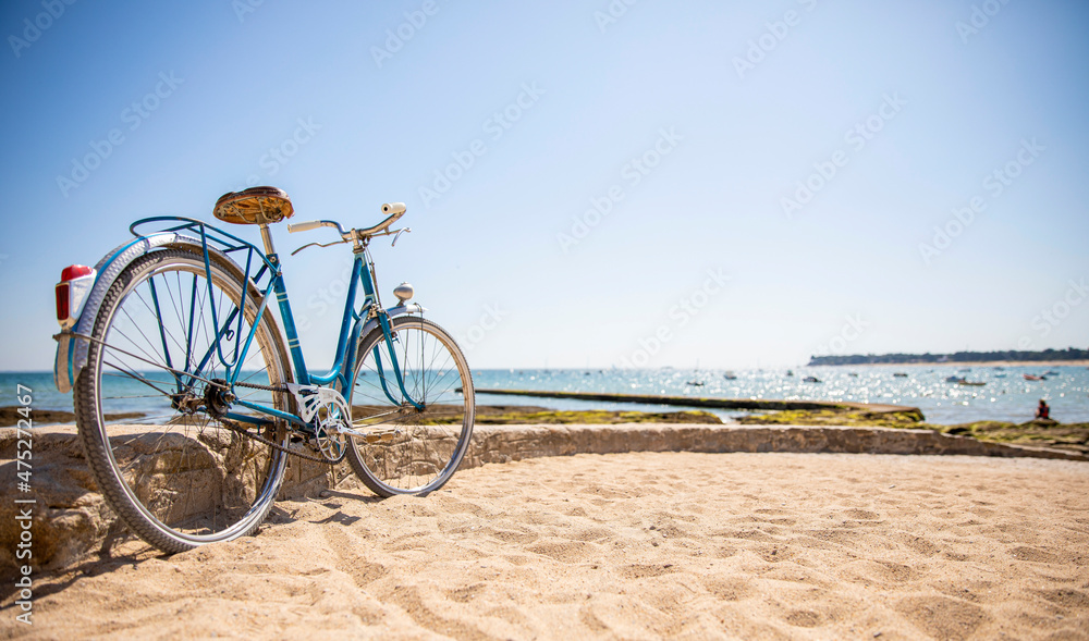 Vieux vélo bleu en bord de mer sur les plages du littoral français en ...