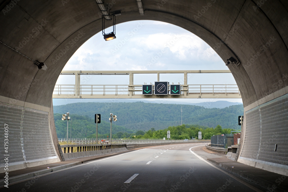 Autobahntunnel, Blick von der Fahrbahn aus dem Tunnel, Pellinger Berg ...