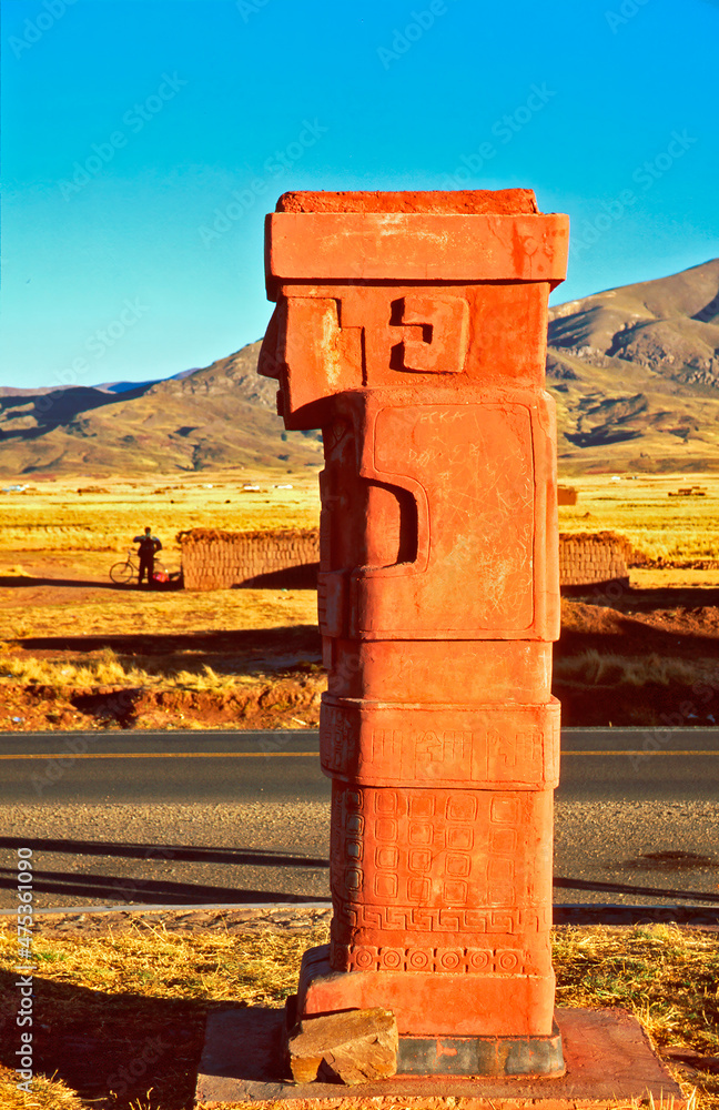 Tiwanaku, ancienne civilisation et statues anthropomorphe près du lac ...