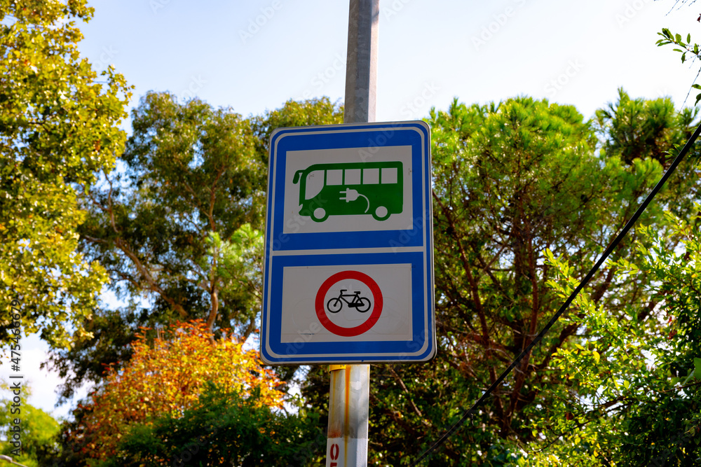 Electric bus sign. Electric bus sign on the pole. Carbon net zero ...