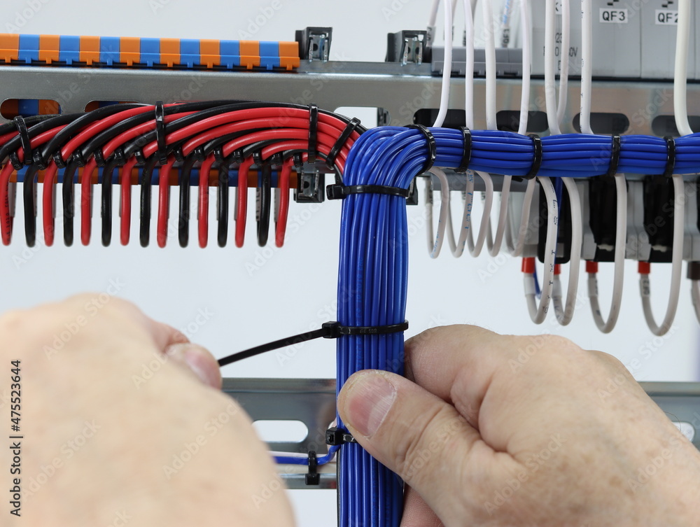 Installation of a cable tie on an insulated mounting wire in an ...