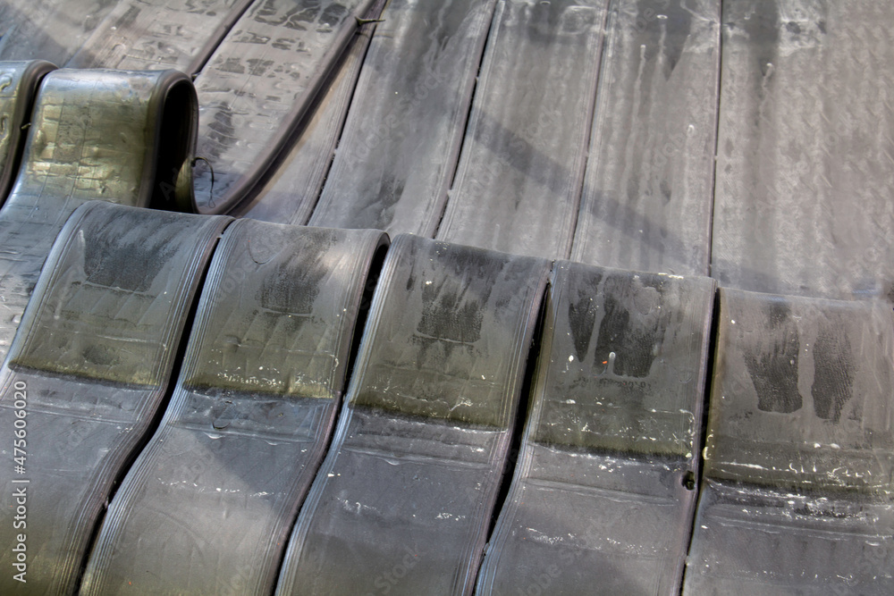 Foto de Sliced rubber plates are kept ready for production on rubber ...