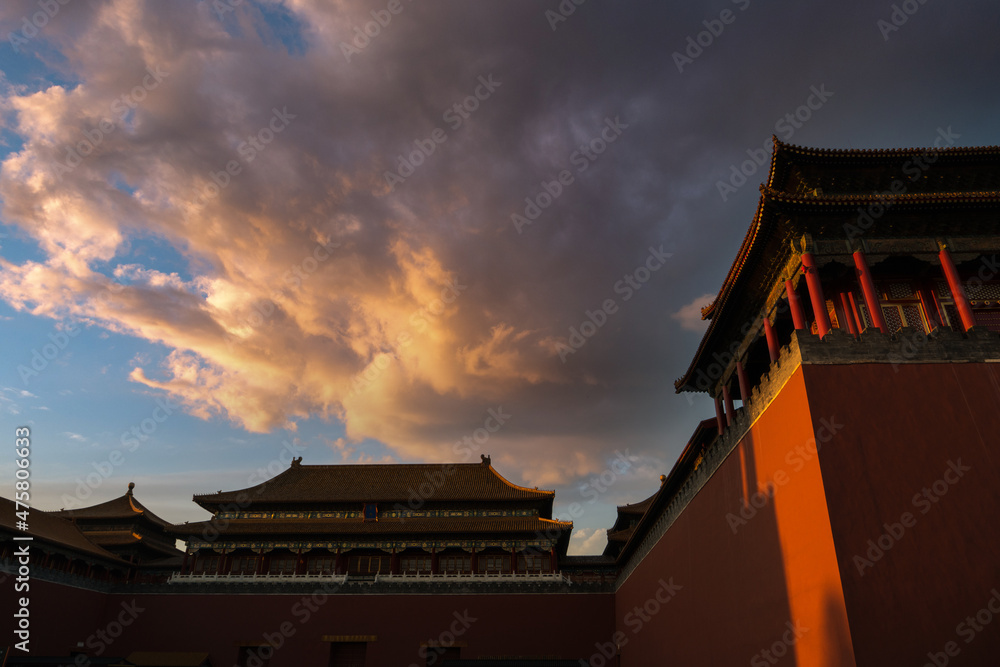 The huge structure and city wall of the Meridian Gate of the Forbidden ...